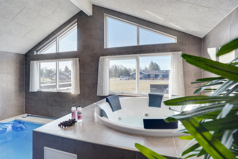 Sommerhus med pool | Store poolhuse med plads ☀️ Lej nu